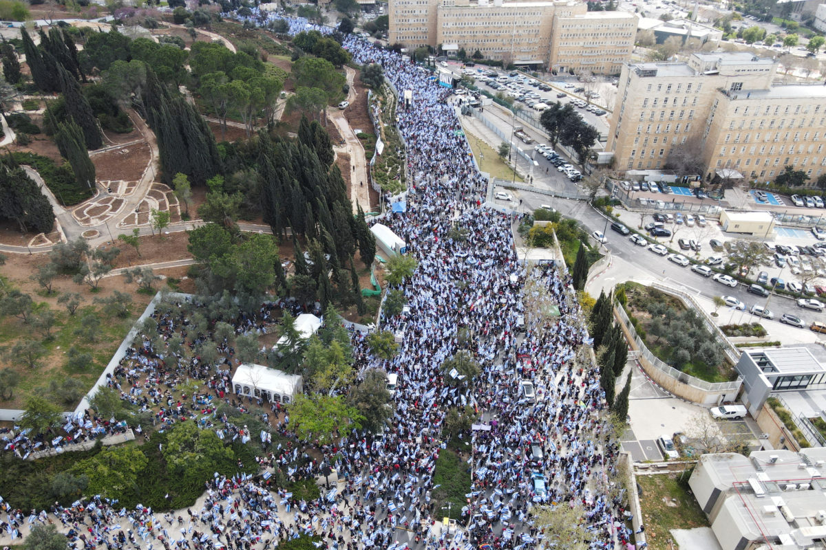 Tens Of Thousands In Israel Protest In Effort To Stop Netanyahus