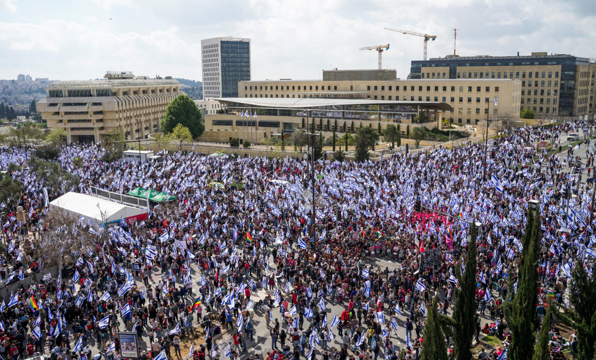 Tens Of Thousands In Israel Protest In Effort To Stop Netanyahus