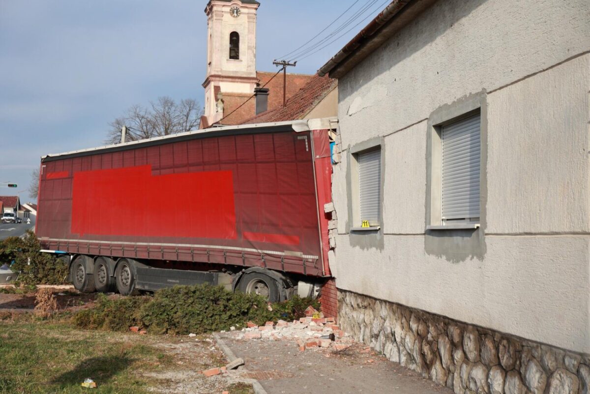 Ovom čovjeku Se Kamion Zabio U Kuću Djevojčica Je Sjedila U Prašini I