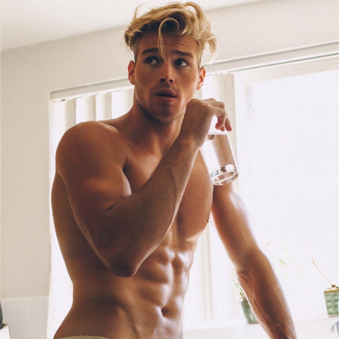 Matthew Noszka Actormodel Athlete And Fit Father