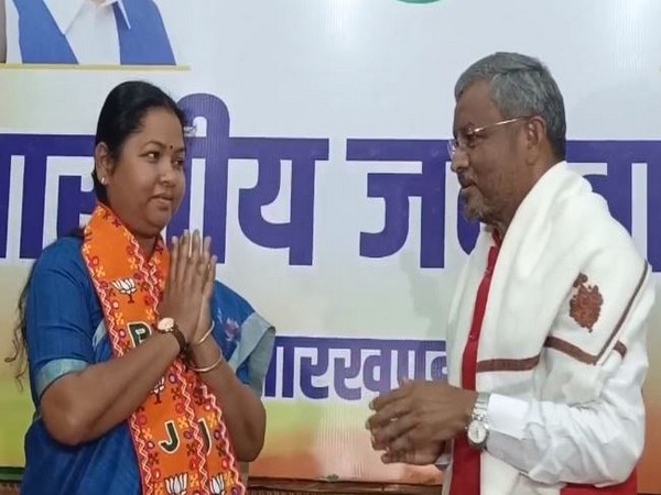 Former Jharkhand Cms Wife And Singhbhum Mp Geeta Koda Joins Bjp Ahead