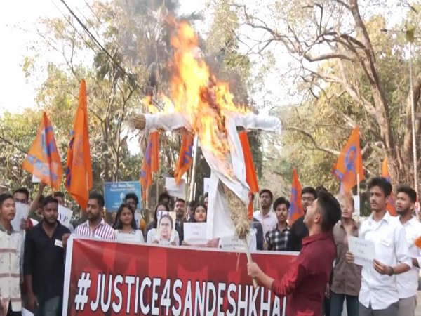 Assam Abvp Burns Effigy Of Bengal Cm Mamata Banerjee To Protest