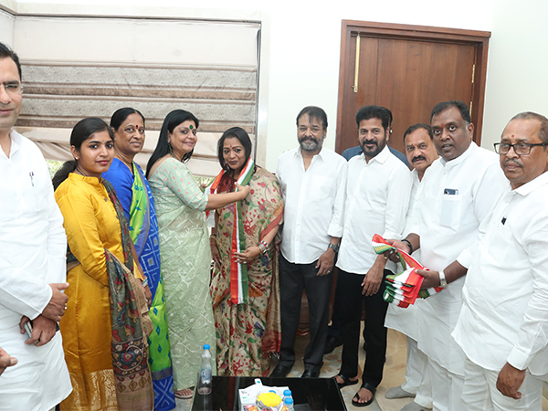 Hyderabad Mayor Gadwal Vijayalakshmi Joins Congress In Presence Of Cm