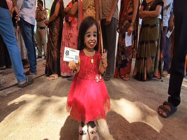 Ls Polls Worlds Shortest Living Woman Casts Her Vote In Nagpur Urges