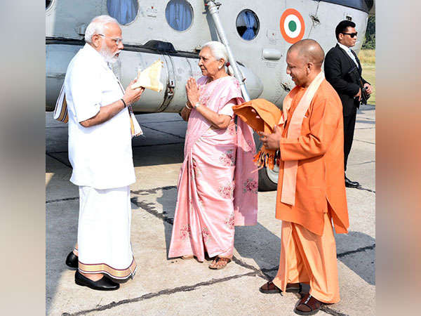 Up Governor Cm Yogi Adityanath Receive Pm Modi In Varanasi