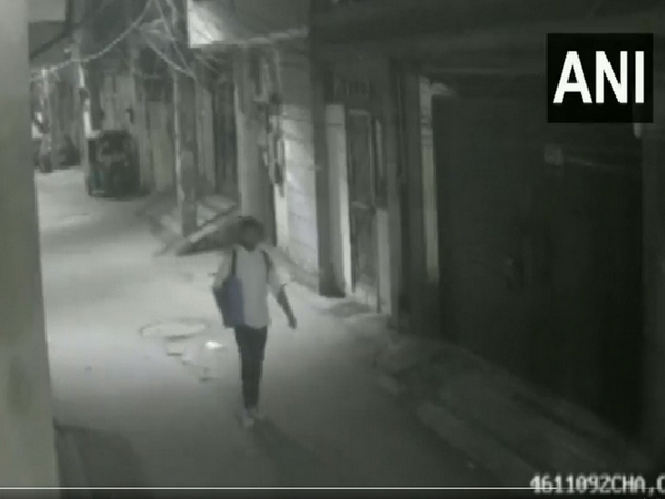 Shraddha Murder Police Finds Cctv Footage Showing Aftab Walking With A