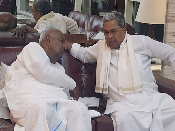 Karnataka Cm Siddaramaiah Meets Former Pm Hd Deve Gowda At Bengaluru