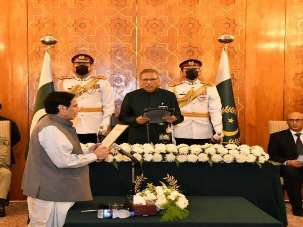 Pakistan President Arif Alvi Administers Oath To Pervez Elahi As Cm Punjab