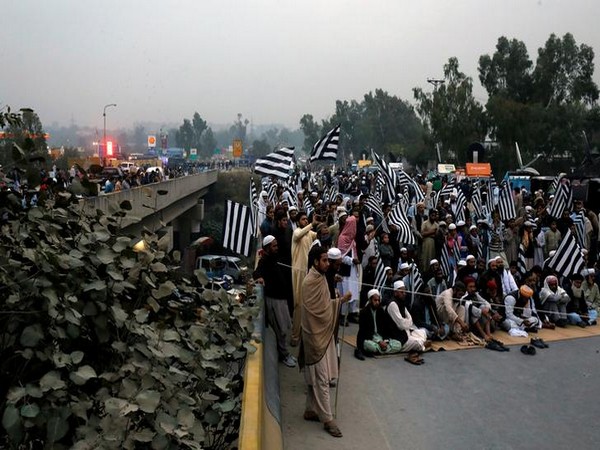 Azadi March Jui F Protesters Block Highways Across Pak For Fourth