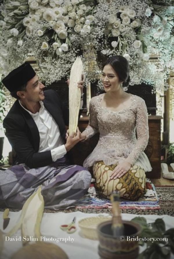 Ini Momen Romantis Raisa Dan Hamish Daud Jalani Tradisi Adat Sunda