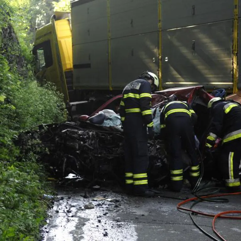 Vatrogasci Izvukli Tijelo Vozača Iz Smrskanog Automobila Nethr