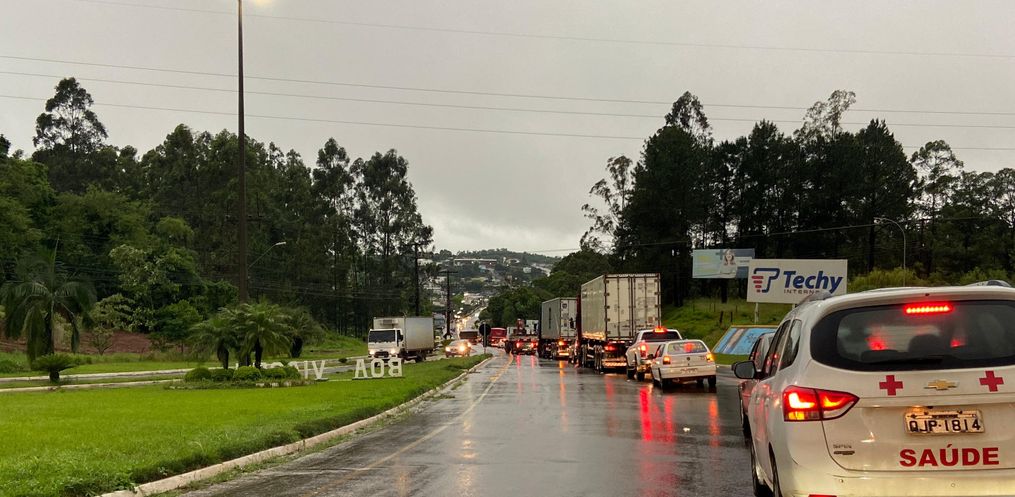 Temporal Causa Destelhamentos E Queda De árvores Em Descanso