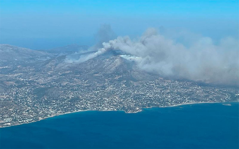 Un Gran Incendio En Las Afueras De Atenas Obliga A Evacuar Siete