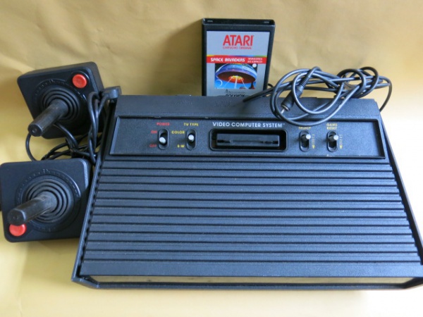 Video Game Atari Com Dois Controles E Uma Fita Funcio