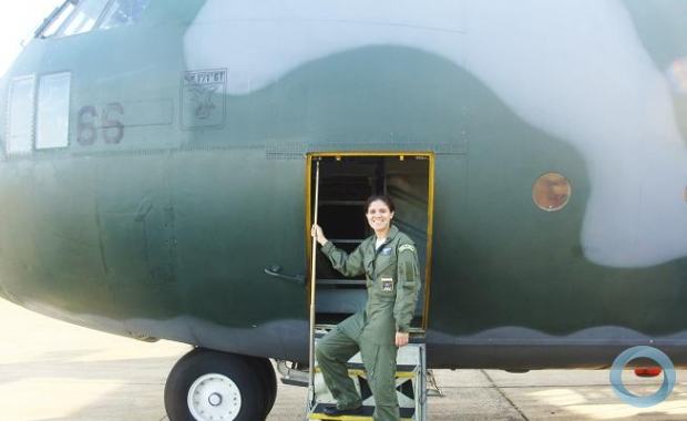 Defesanet Aviação Fab Forma A Primeira Mulher Piloto De C 130 Hércules