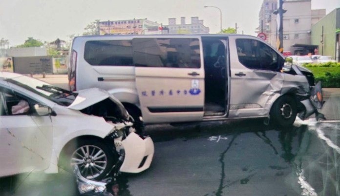 （慈濟醫院廂型車撞車片）台中慈濟醫院接駁廂型車出車禍！ 與轎車相撞釀1傷送慈濟