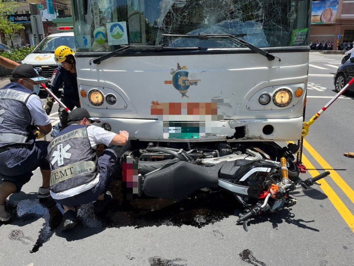 （驚悚片）高雄岡山驚悚車禍！ 22歲重機騎士慘遭左轉公車攔腰”撞斷腿”