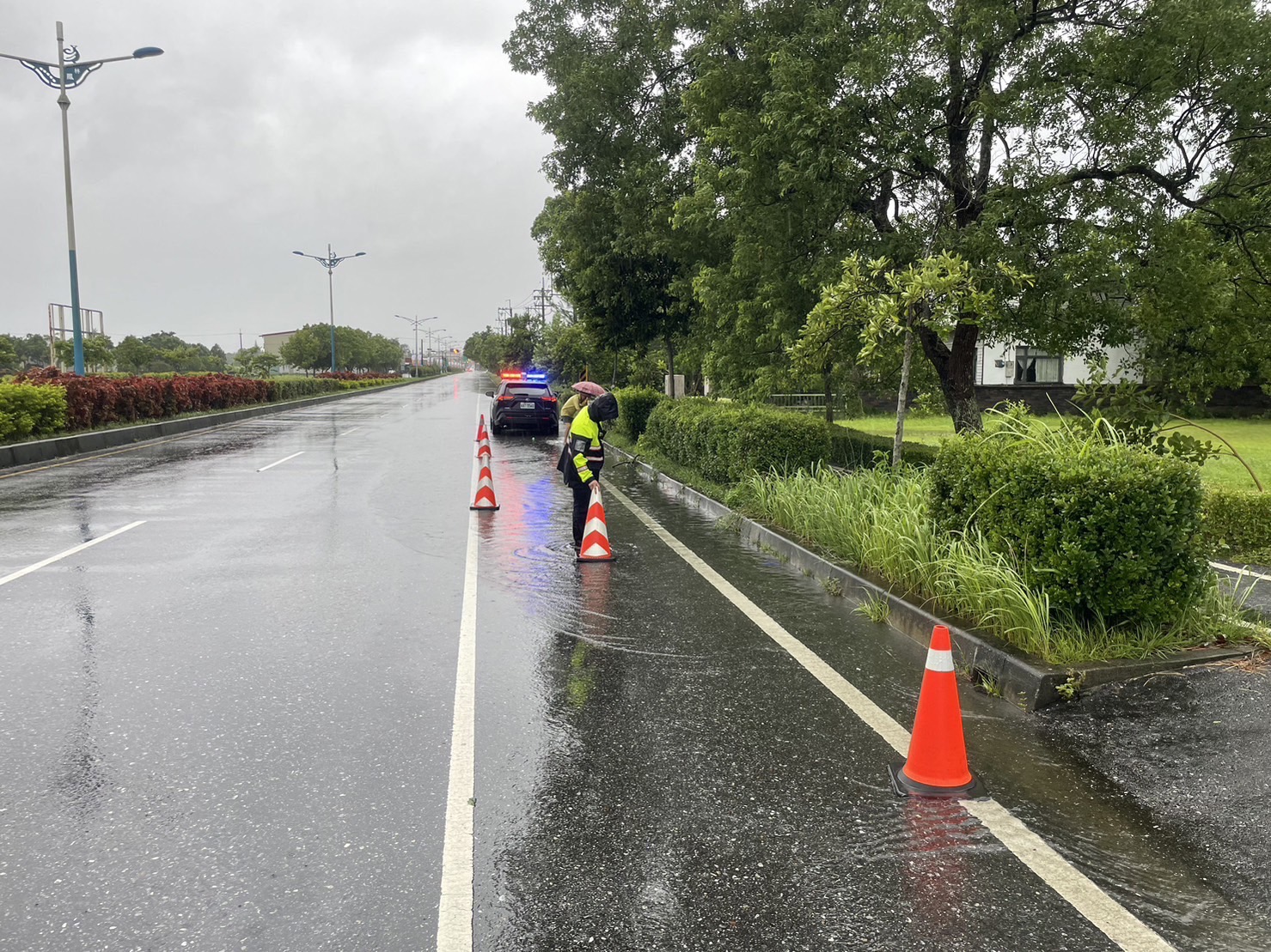 排除樹枝雜物避免導致積水｜鳳警徒手清淤有效疏通積水