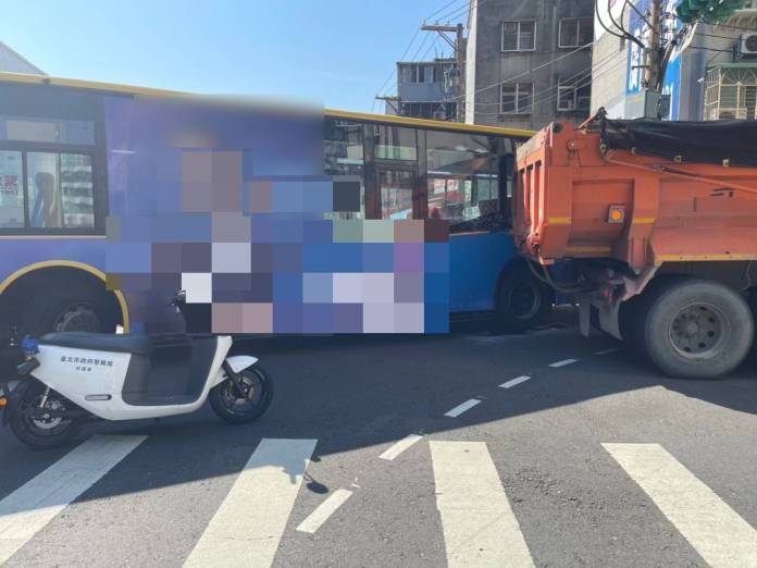 （公車與大貨車相撞片）北投公車與貨車相撞 民眾：「公車搶快左轉插進去貨車車斗」