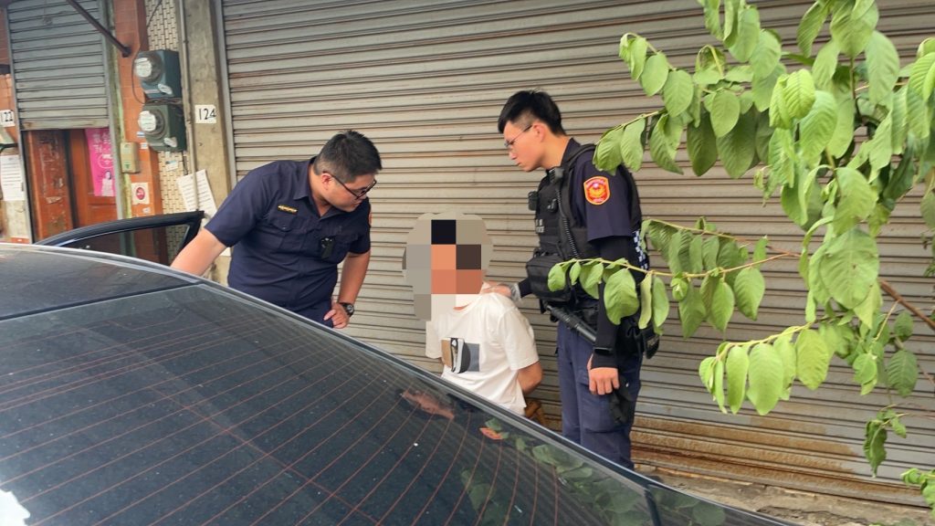 市場旁玩鎮暴槍，警10分鐘內火速緝捕犯嫌，連破槍砲案毒品案