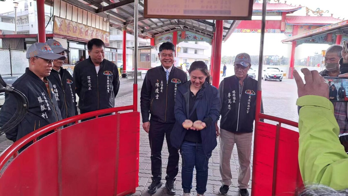 東石港口宮媽祖追流行 春節擲筊送轎車金媽祖也送iphone