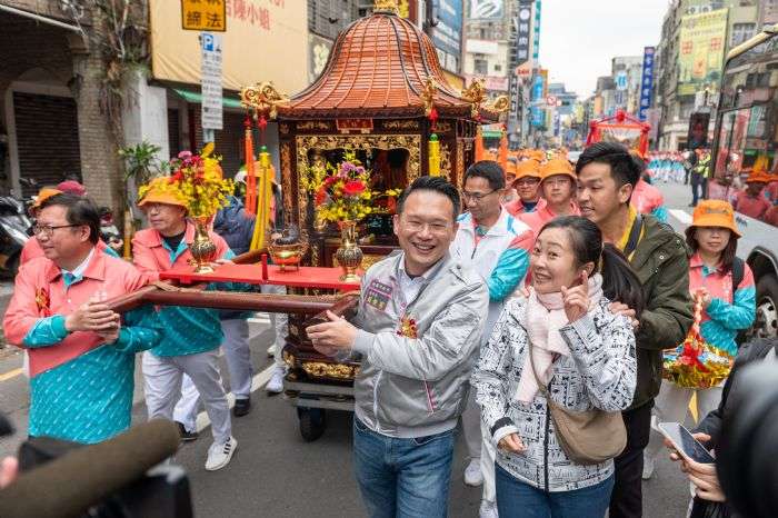 桃園景福宮開漳聖王文化季遶境踩街熱鬧登場 民眾鑽轎底祈福