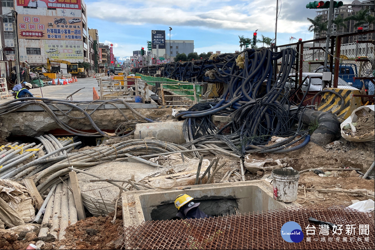 桃園區介壽路捷運綠線於道路中央施工 車輛改行駛道路二側