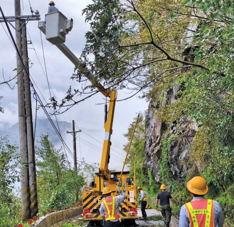 強颱康芮造成竹縣市停電12649戶 截至下午13時台電持續搶修停電1117戶