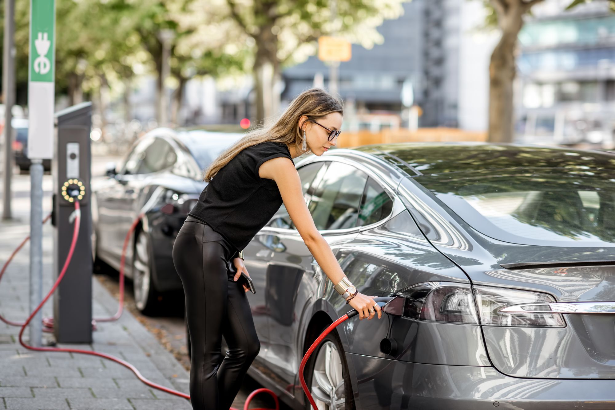 Exploring The Pros And Cons Of Electric Cars