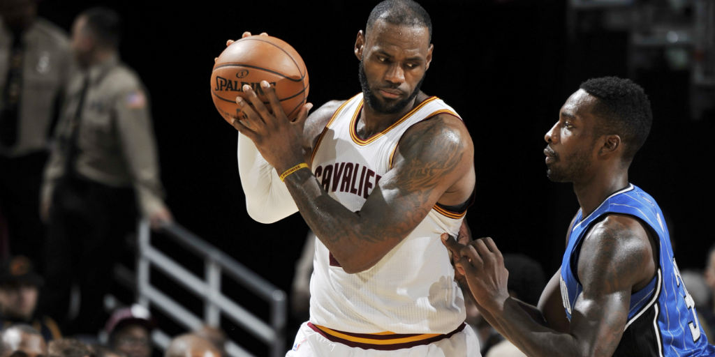 Watch Lebron James Makes Ridiculous Pass