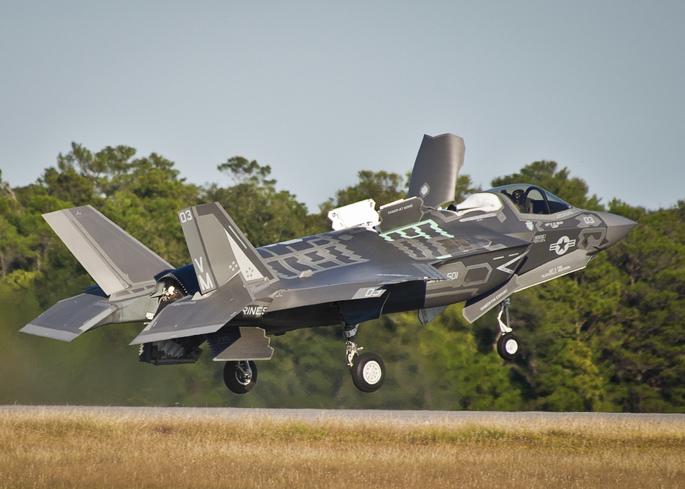 Dvids Images Marines Perform First F 35b Vertical Take Off Landing