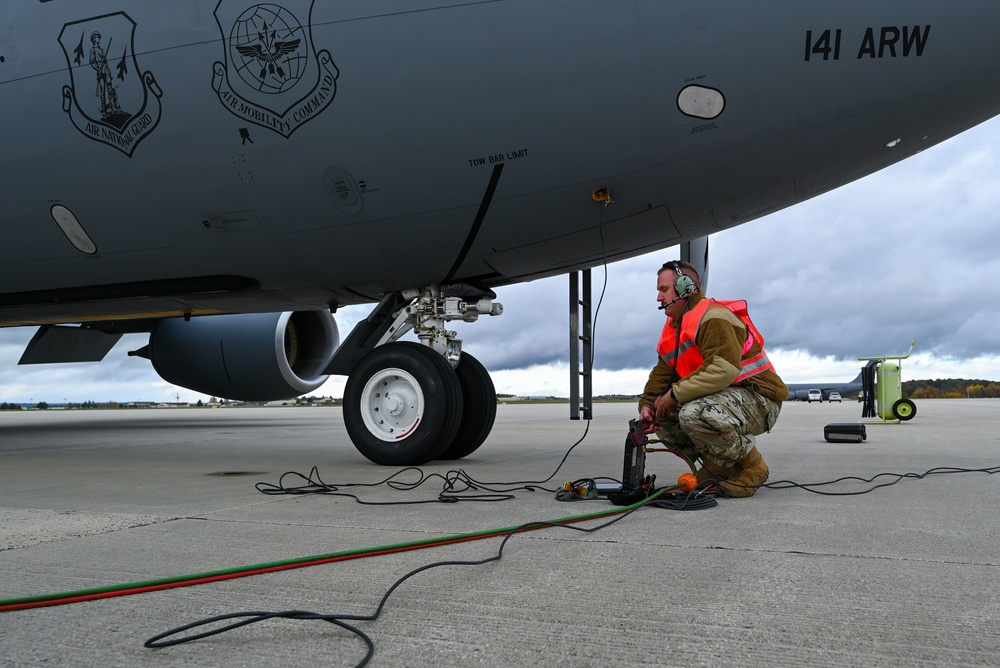 Dvids Images Kc 135 Hot Pit Refuel Image 7 Of 7