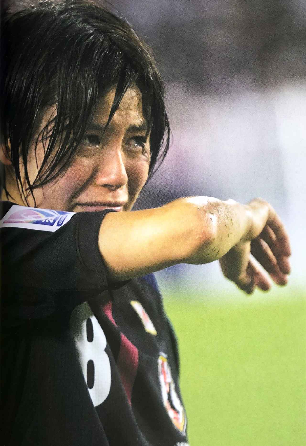 【写真】18歳で出場したu 20女子w杯のドイツ戦で敗れ、涙を流す猶本と、2018年に移籍したドイツでのユニフォーム姿（写真 Bbm