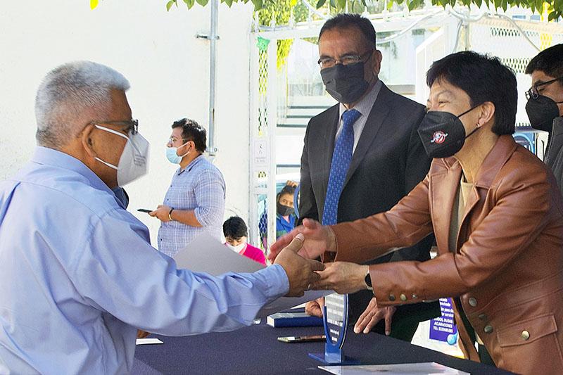 Develan Placa Conmemorativa Por 27 Años De Servicio De La Estación De