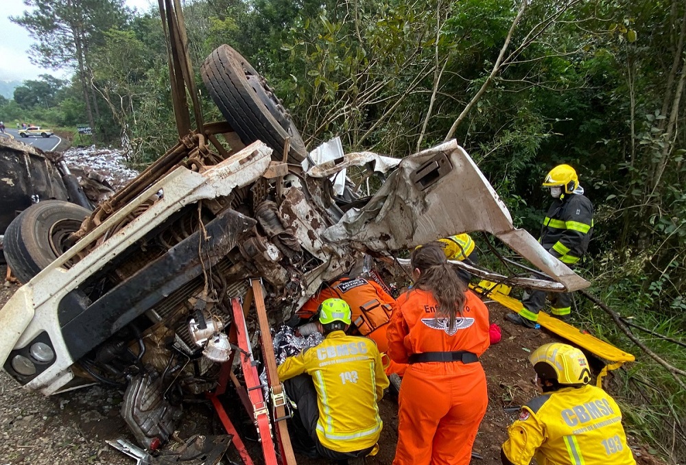 Caminhoneiro Sobrevive Milagrosamente Após Veículo Ser Esmagado