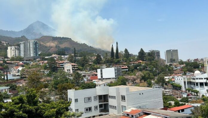 Incendio Forestal En Las Faldas Del Volcán De San Salvador