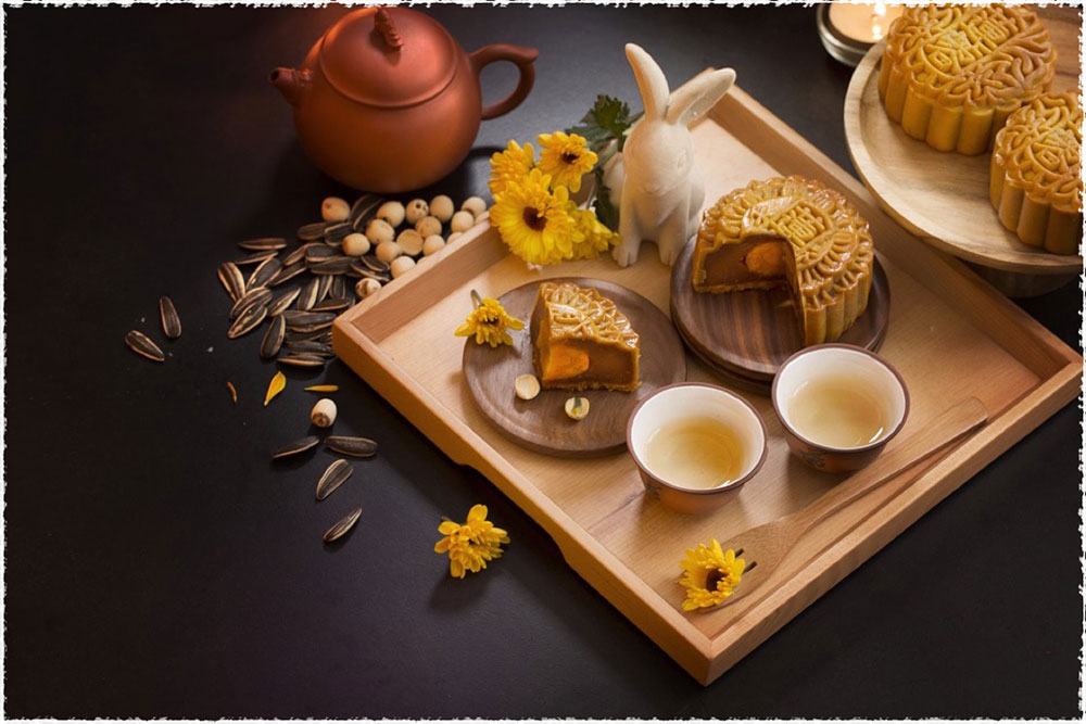 Pairing Tea With Mooncake To Greeting Chinese Mid Autumn Festival