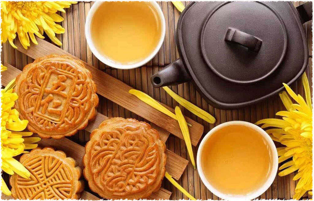 Pairing Tea With Mooncake To Greeting Chinese Mid Autumn Festival