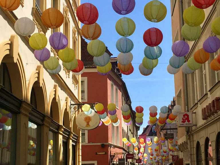 Bunte Lampions In Der Schustergasse Wanderungen Und Rundwege Komoot