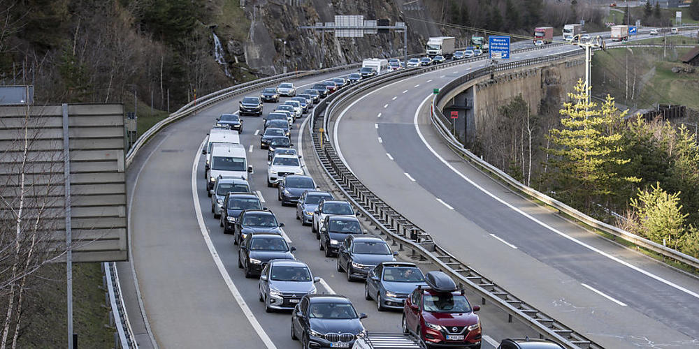 Sechs Kilometer Stau Vor Dem Gotthardtunnel Schweizausland