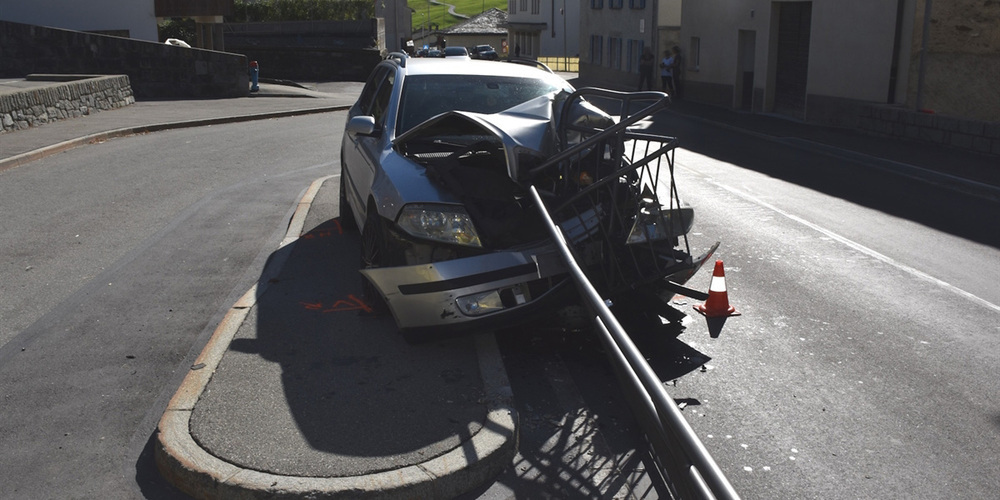 San Carlo Auto Kollidiert Auf Bushaltestelle Kanton