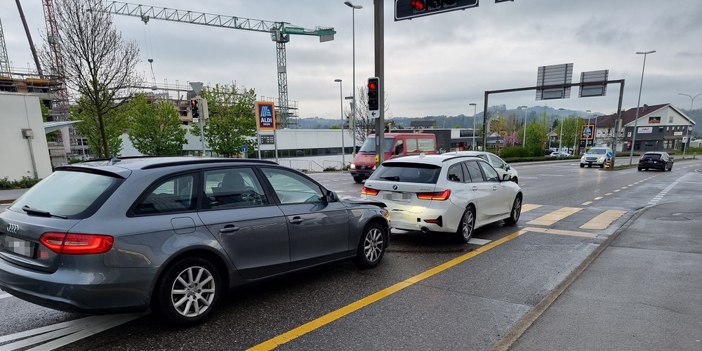 Niederuzwil Auffahrkollision Zwischen Zwei Autos Polizeinews