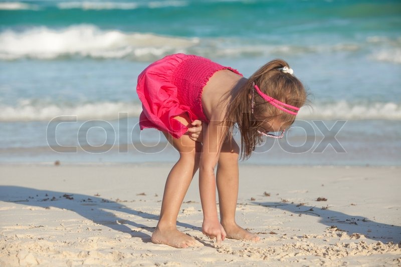 Niedliche Kleine Mädchen Zieht Auf Dem Stock Bild Colourbox