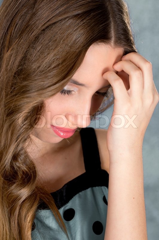 Nette Junge Frau Mit Braunen Haaren Stock Bild Colourbox