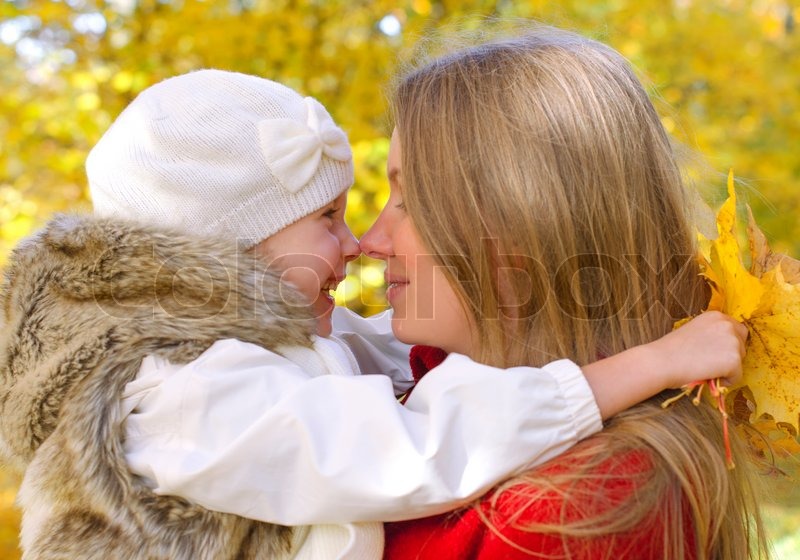 Kleines Mädchen Und Ihre Mutter In Der Stock Bild Colourbox