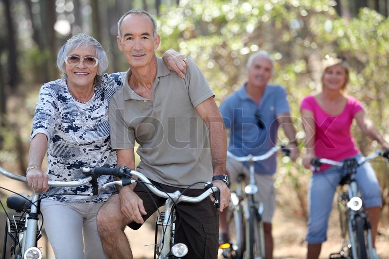 Ældre Mennesker Ridning Deres Cykler Stock Foto Colourbox