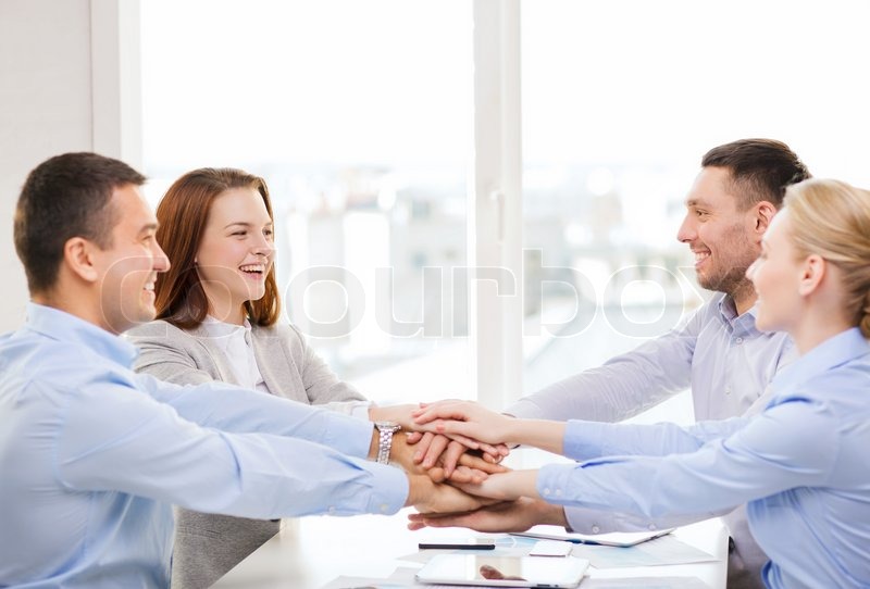 Business Team Feiert Sieg Im Büro Stock Bild Colourbox