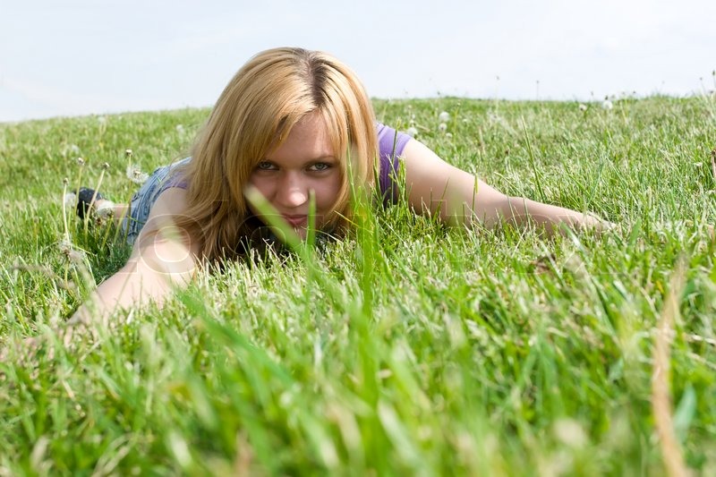 Girl Entspannung Im Hohen Gras Auf Der Wiese Stockfoto Colourbox