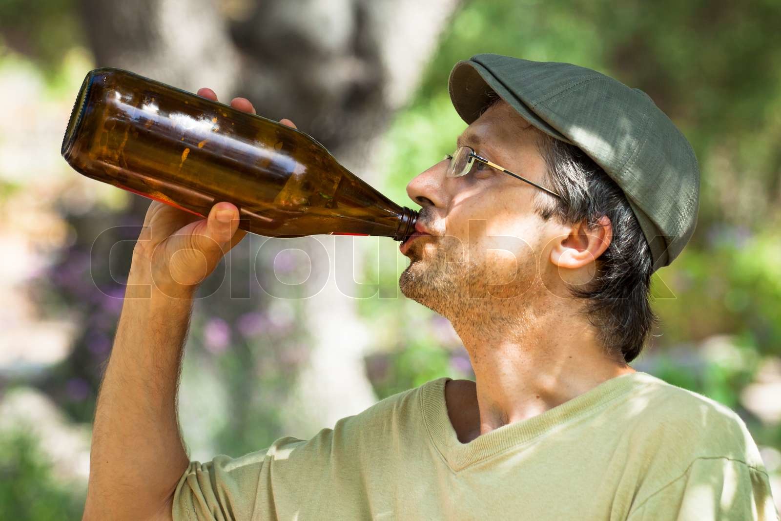 Mann Trinkt Bier Aus Der Flasche Stock Bild Colourbox