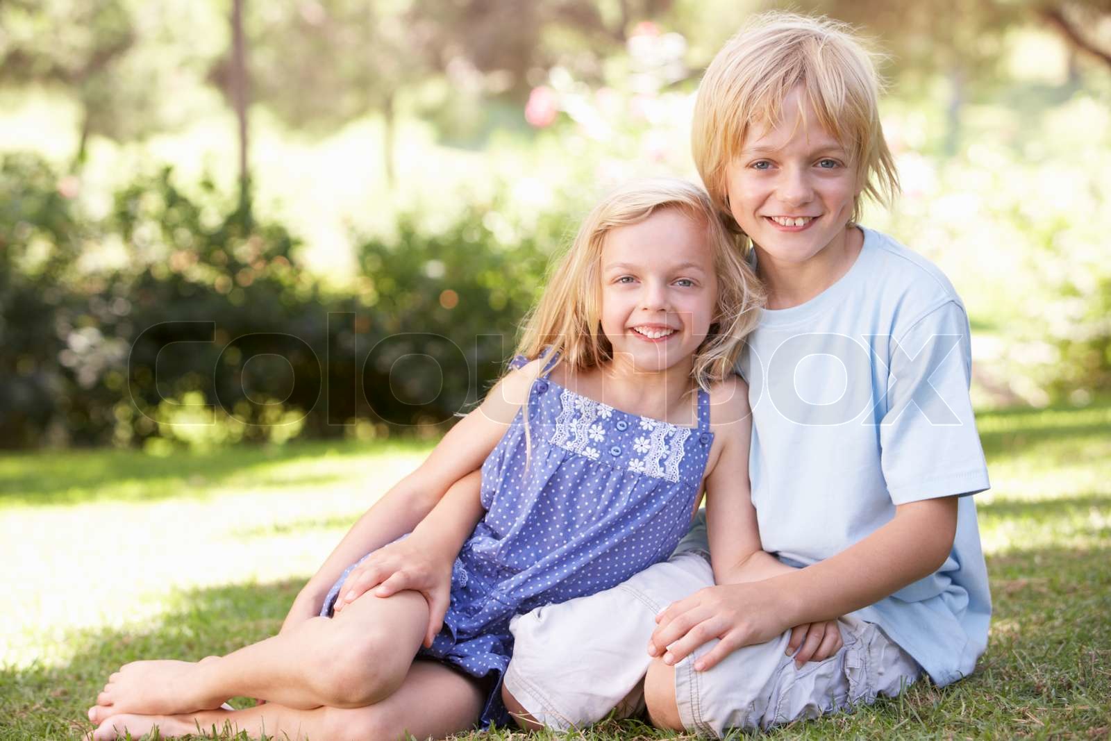 Bror Og Søster Udgør I En Park Stock Foto Colourbox